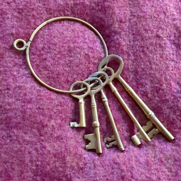 unknown | Accents | Vintage Brass Skeleton Keys On A Ring 5 Varying ...